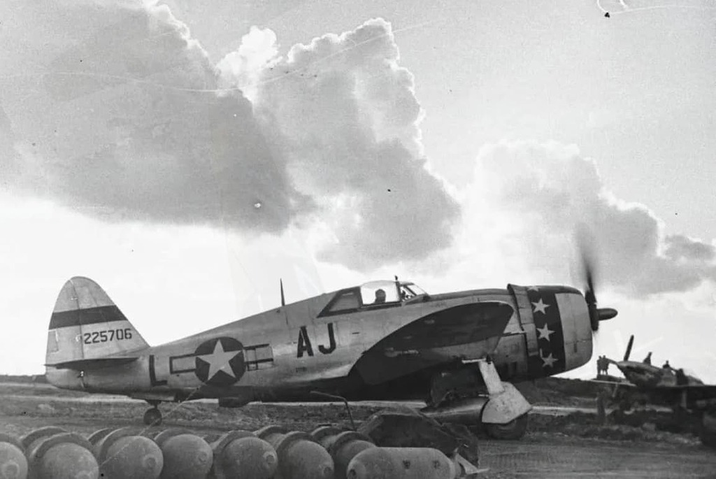 Republic P-47D-22-RE Thunderbolt (S/N 42-25706) with a Malcolm Hood ...
