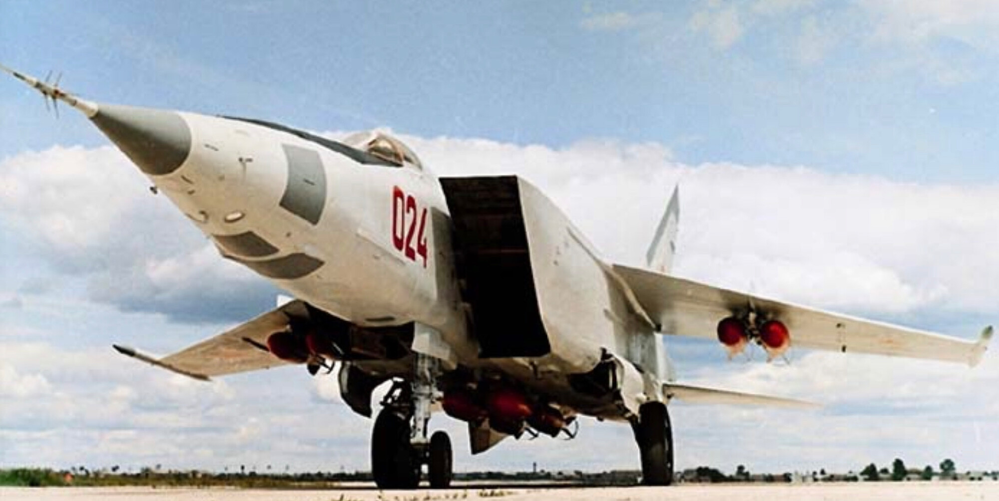 Mikoyan-Gurevich MiG-25BM Foxbat-F — The Soviet Wild Weasel - Aircraft ...