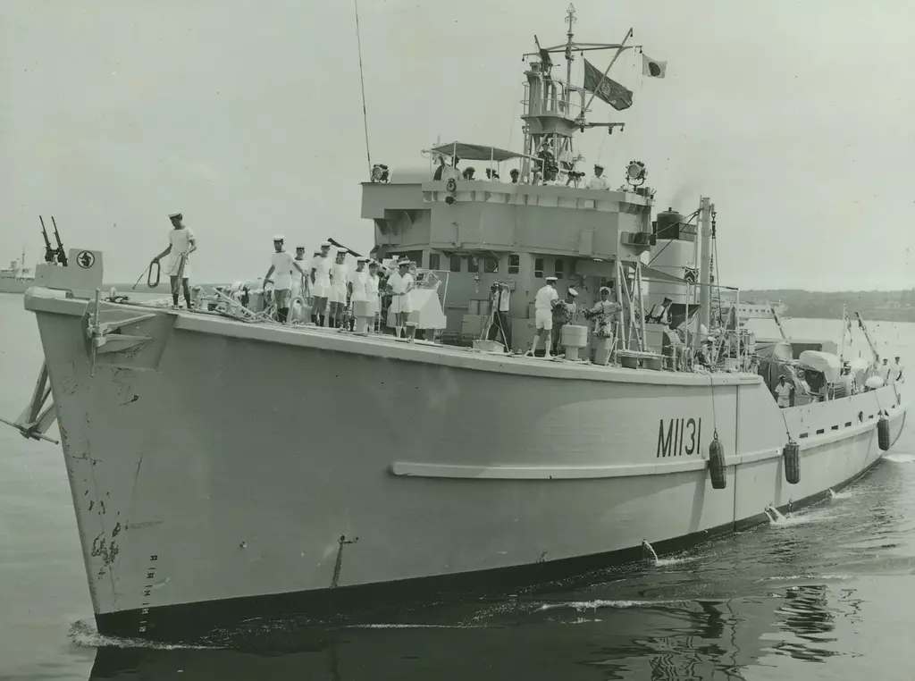 Ton-Class Minesweeper, HMNZS Hickelton, (M1131) (1965) - Naval - War ...