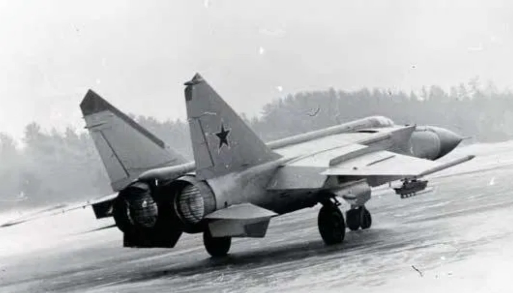 Mikoyan-Gurevich MiG-25PD Foxbat-E — The Refined Foxbat - Aircraft ...