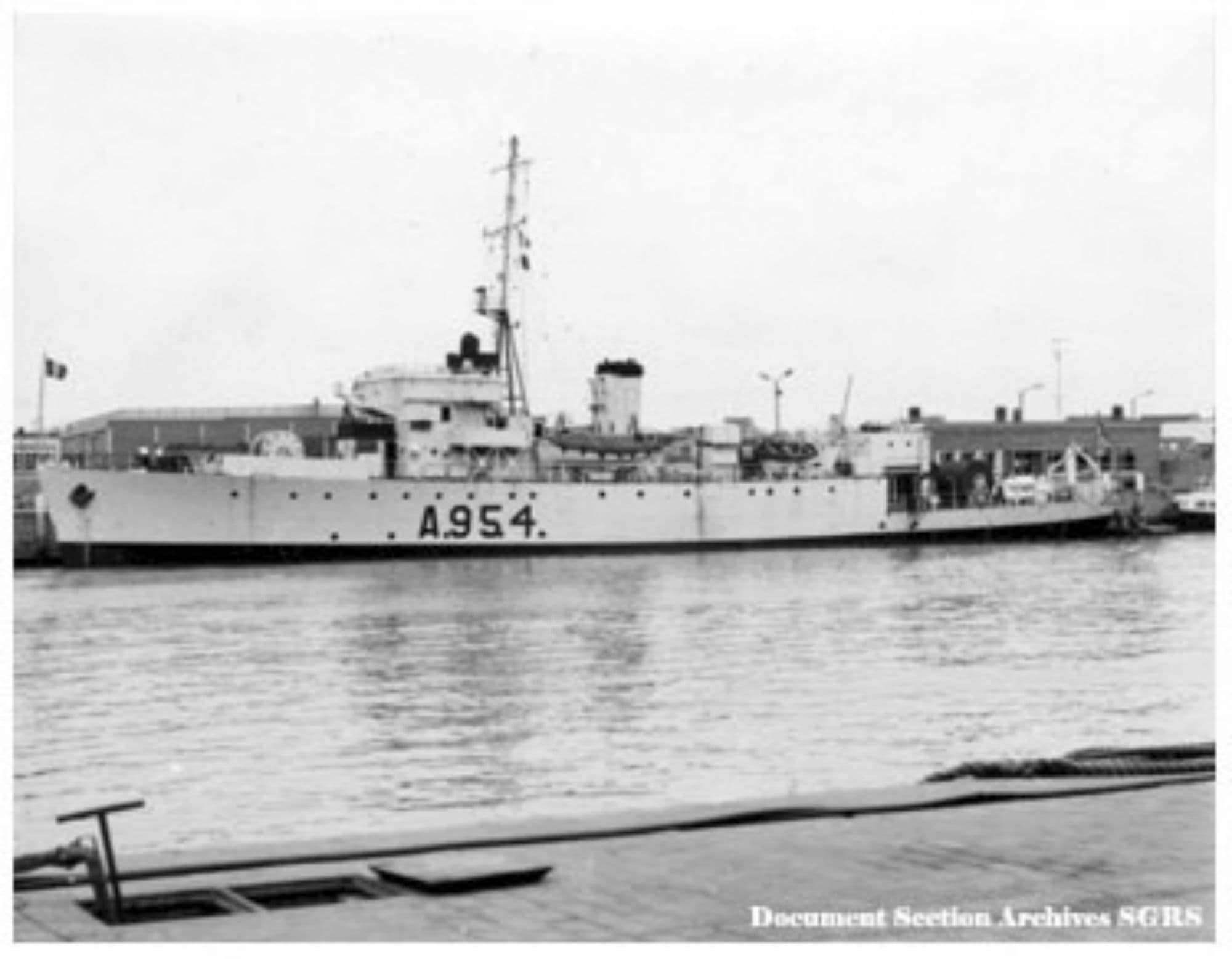BNC Algerine-class Minesweeper, M900/A954 Adrien de Gerlache (ex-HMS ...
